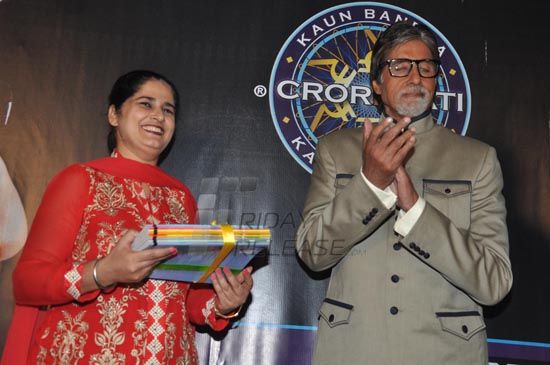 Amitabh Bachchan honours Sunmeet Kaur Sawhney the winner of Rs 5 crore ...